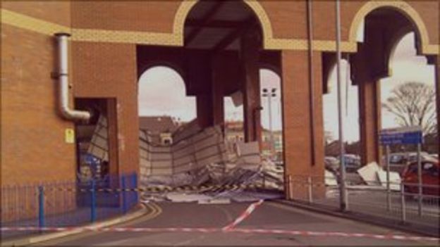 Severe gales cause damage across Yorkshire region - BBC News