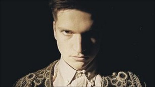 Pop enigma David's Lyre not 'holding back' - BBC News