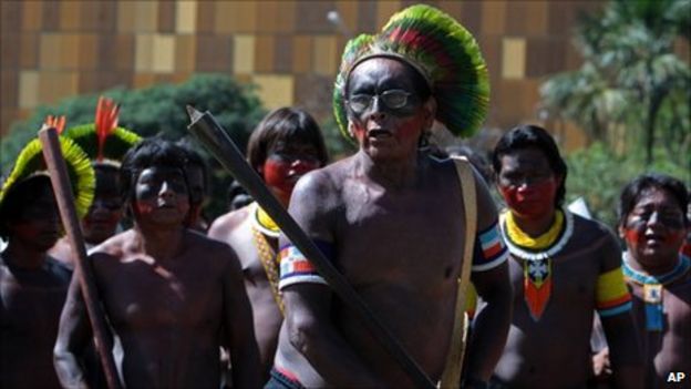 Brazil: Indigenous tribes protest against Amazon dam - BBC News