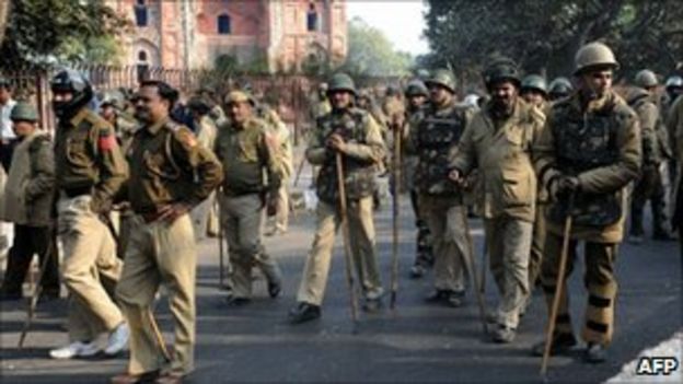 India thieves call police during botched Delhi burglary - BBC News