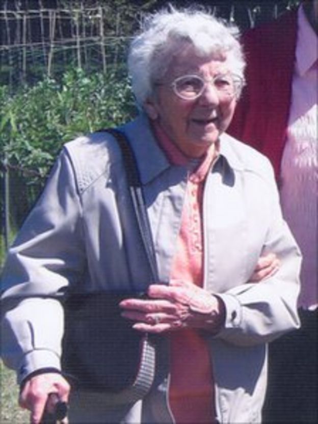 Family pay tribute to Rhyl murder victim, 89 - BBC News