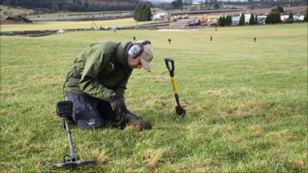 Metal detectors hunt for buried treasure - BBC News