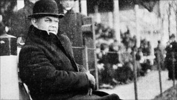 Ajax remembers Bury football hero Jack Reynolds - BBC News