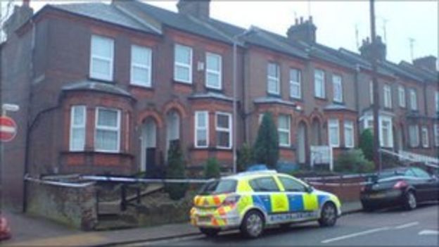 Two Luton students 'shot by mistake' on doorstep - BBC News