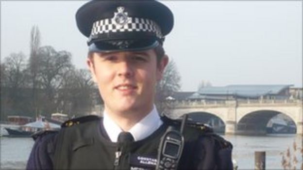 Policeman saves man from icy River Thames at Kingston - BBC News