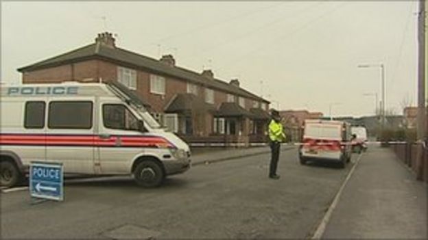Two men hurt in Derby street stabbing - BBC News