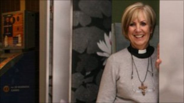 Vicar's drop-in centre at Liverpool shopping precinct - BBC News