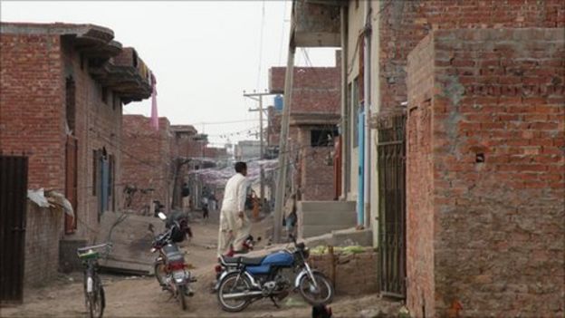 Behind the scenes of Pakistan Raymond Davis 'spy' saga - BBC News