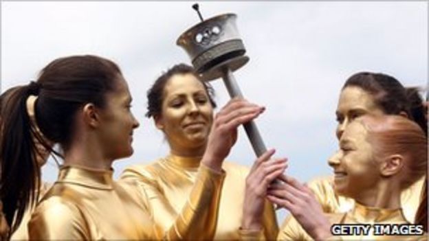 London 2012 Olympic torch designers announced - BBC News