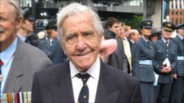 Great Escape pilot's Spitfire memories - BBC News