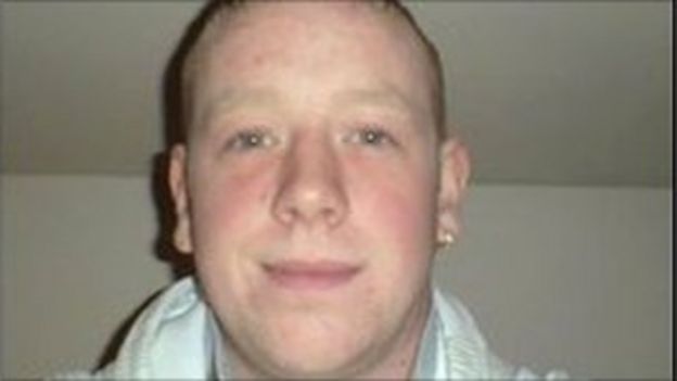Man admits murder of 20-year-old Darren Roberts - BBC News