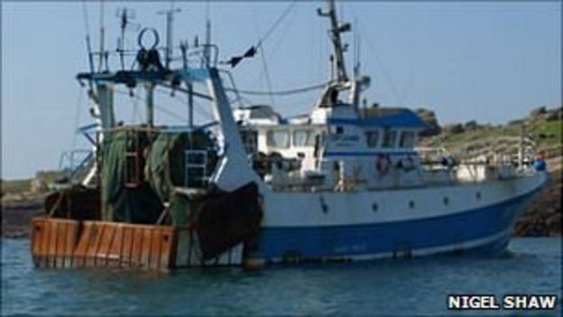 Alderney lifeboat rescues five French fishermen - BBC News