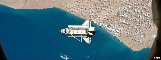 Discovery shuttle makes historic last touchdown - BBC News