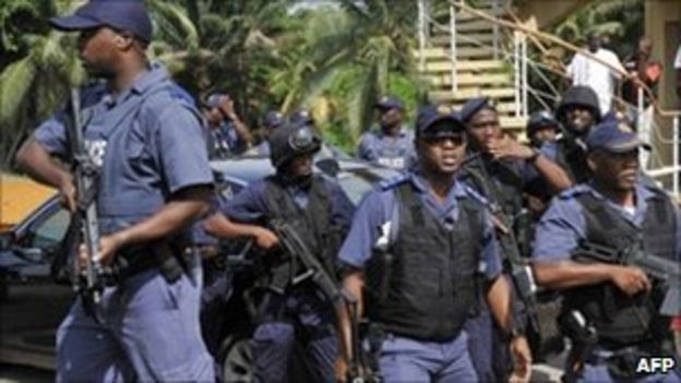'South African police lost 20,000 guns' - BBC News