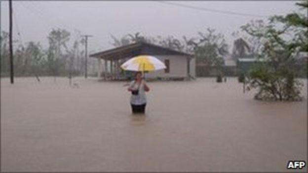 Fresh floods hit Queensland towns - BBC News