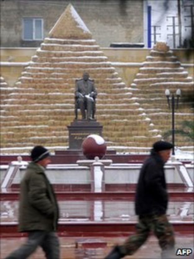 Azerbaijan clamps down on protesters ahead of rally - BBC News