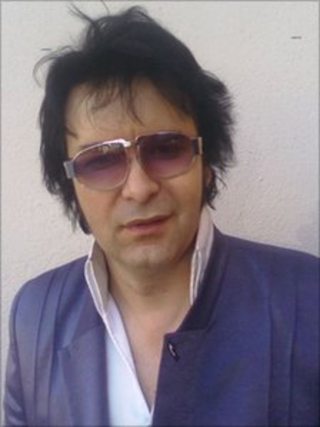 Singing minister rocks to Elvis Presley gospel - BBC News