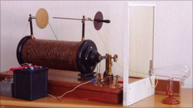 X-ray machine from 1896 compared to modern version - BBC News