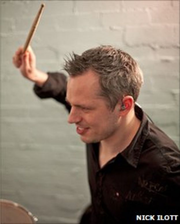 Benjamin Bloom recruits band and goes on tour - BBC News