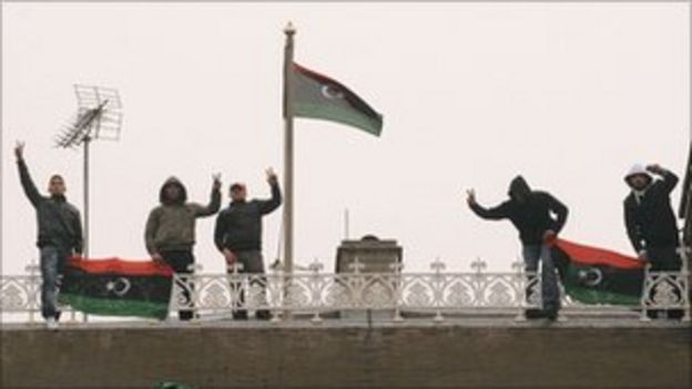 Libyan embassy rooftop protest: Four arrests - BBC News