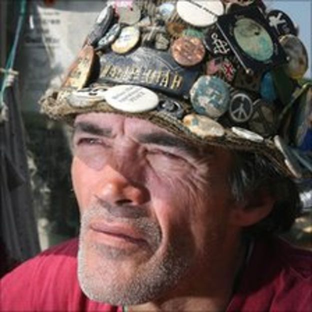 Mayor wins case to evict Brian Haw from Parliament camp - BBC News