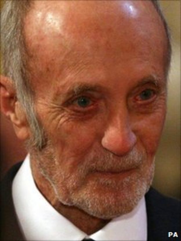 Jet Harris, The Shadows bassist, dies aged 71 - BBC News