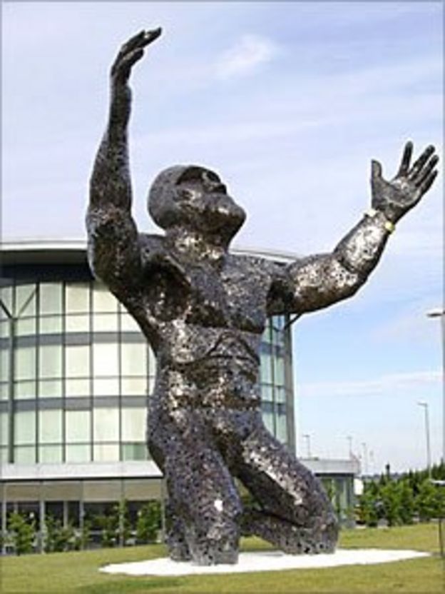 The 'Stonehenge giant' statue is put up for sale - BBC News