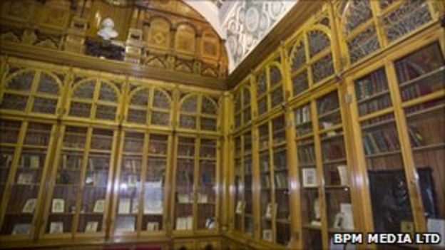 Shakespeare room rebuilt for new Birmingham library - BBC News
