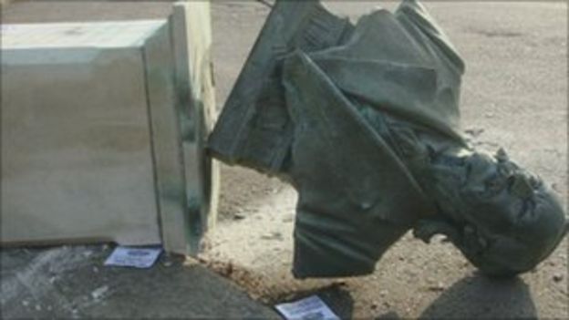 Sir Jesse Boot bust vandalised in Nottingham - BBC News