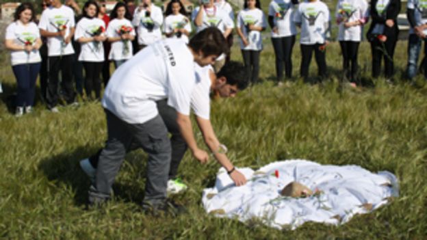Greek and Turkish youth remember Cyprus conflict dead - BBC News