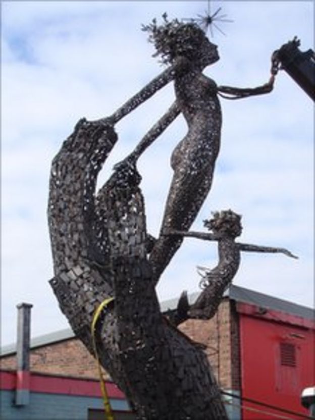 'Giant hand' sculpture on Clackmannanshire roundabout - BBC News