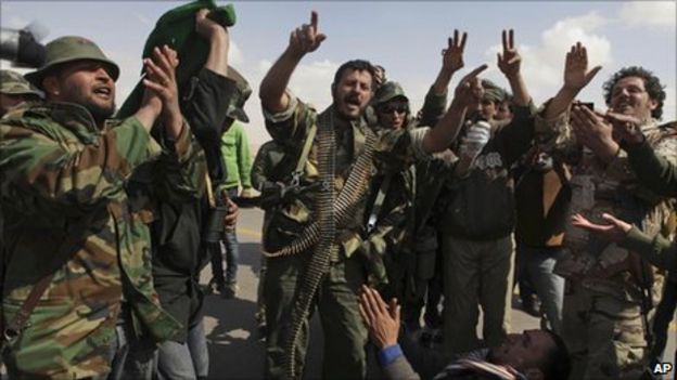 Commanders boost Libyan rebels' morale - BBC News
