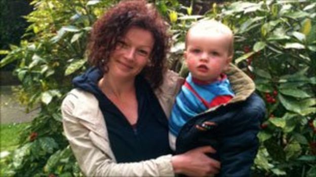 Mothers take Sure Start cuts fight to Downing Street - BBC News