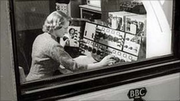 Daphne Oram's Oramics Machine to go on display - BBC News