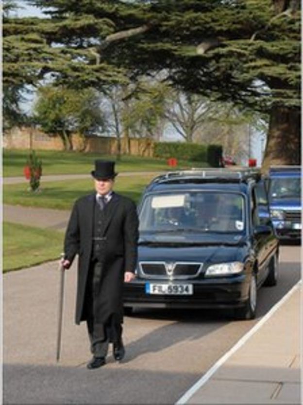 Funeral road rage: Call for more respect among drivers - BBC News