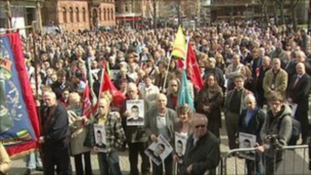 Ronan Kerr murder: 1,000 people at protest rally - BBC News