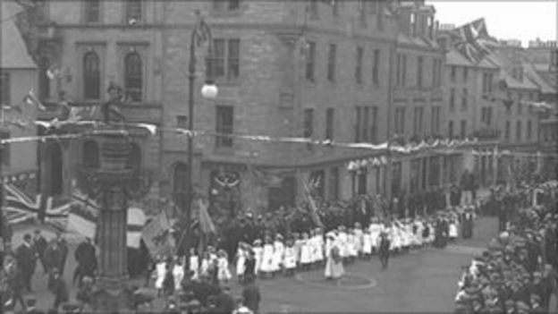 Veitch family exhibition gives Jedburgh history insight - BBC News