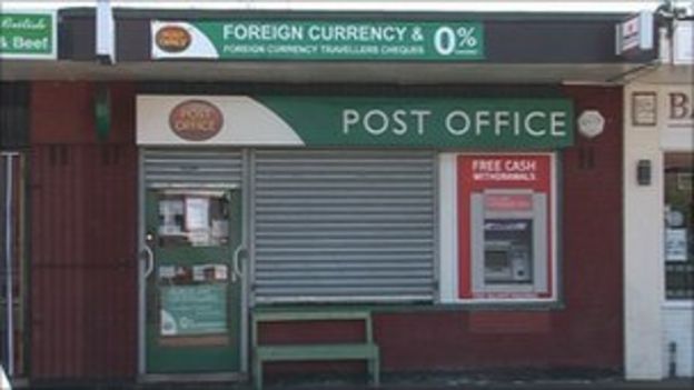 Residents try to block in Denton post office raiders - BBC News