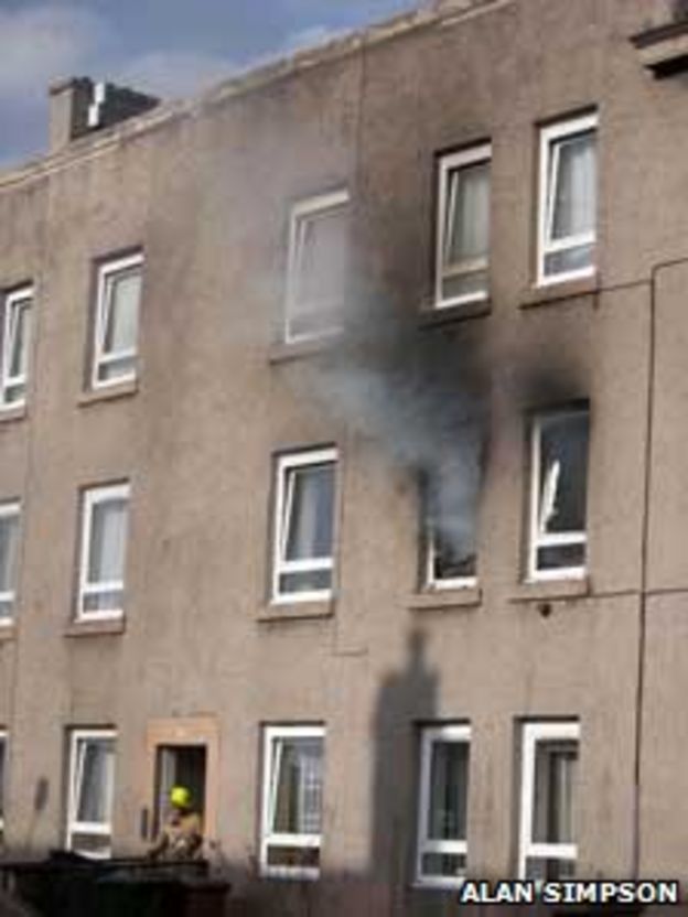 Julie Fergus dies after 'severe' fire in Edinburgh - BBC News
