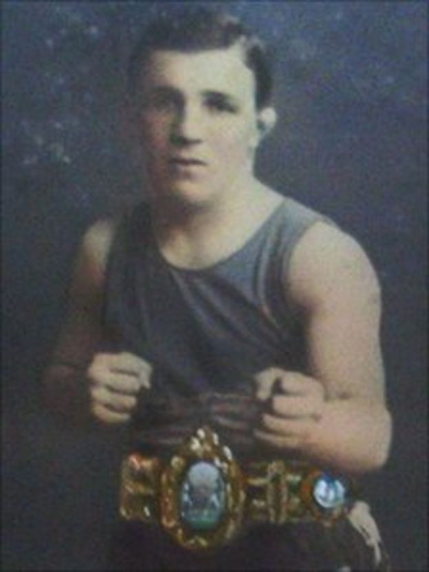 Billy Beynon Hill in Bryn to honour boxer's achievement - BBC News