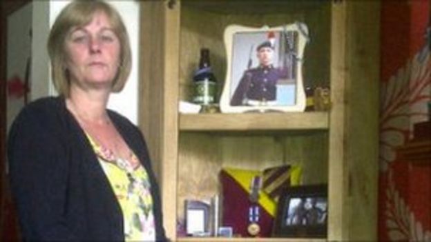 Vandals 'targeted' grave of Fusilier Simon Annis - BBC News