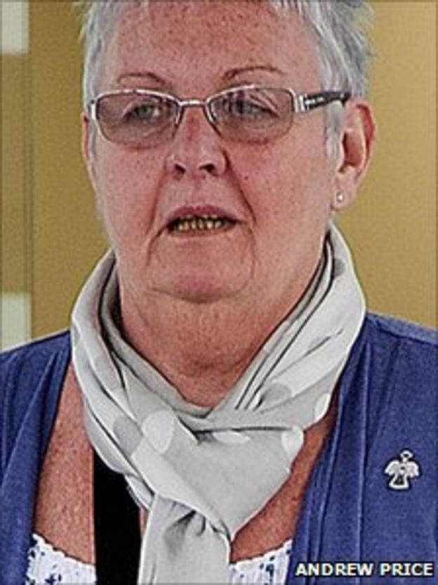 Flintshire teacher Susan England's £8,000 fraud - BBC News