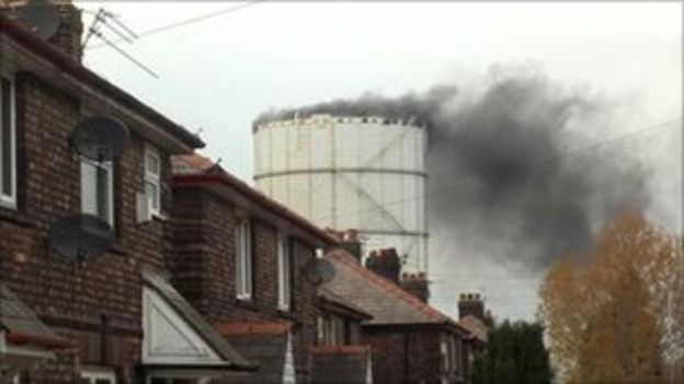 Firefighters tackle St Helens gasometer fire - BBC News