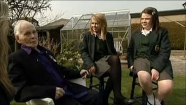 Clitheroe Youth Forum receive citizen award - BBC News