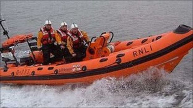 Redcar lifeboat rescues man from child's dinghy - BBC News