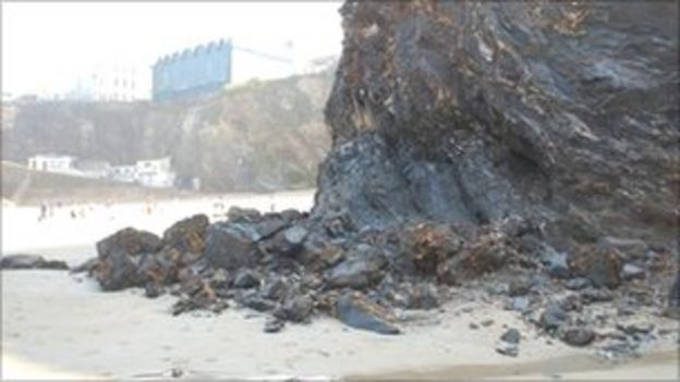 Cliff rocks fall on Newquay beach - BBC News