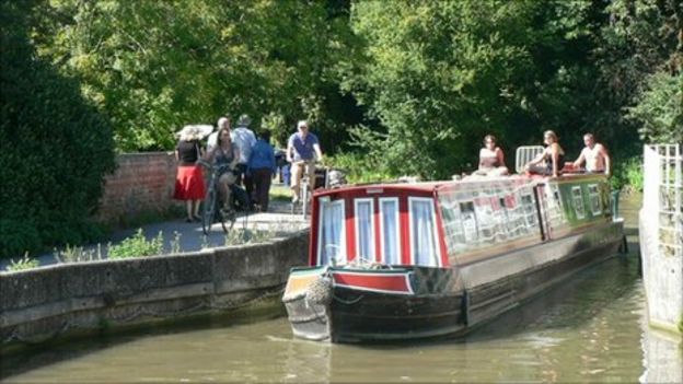 Inglesham Lock from 1789 open to public after 100 years - BBC News