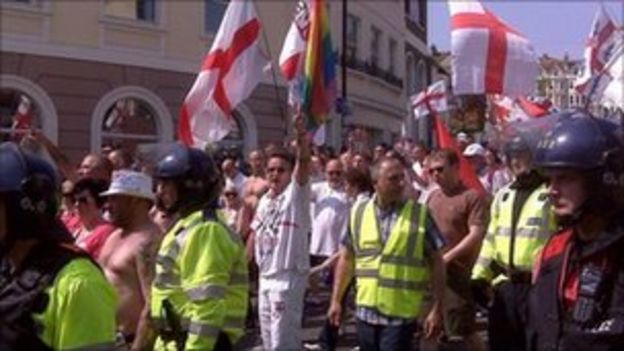 Nationalist protesters march through Brighton - BBC News