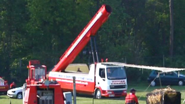 Matt Cranch 'Human cannonball' death: Safety net failed - BBC News