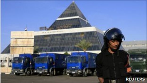 Egypt: Mubarak ally Habib el-Adly on trial over deaths - BBC News